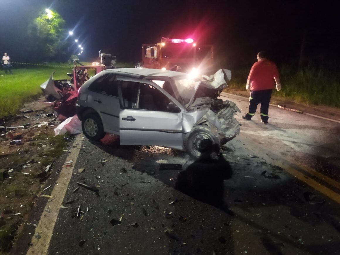 Grave acidente entre carro e caminhonete mata quatro pessoas na região ...